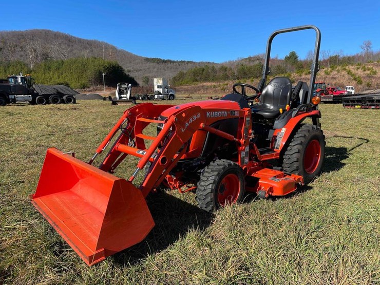 2015 Kubota B2601 4x4 Tractor with Loader and Deck Mower - Lot #217696 ...