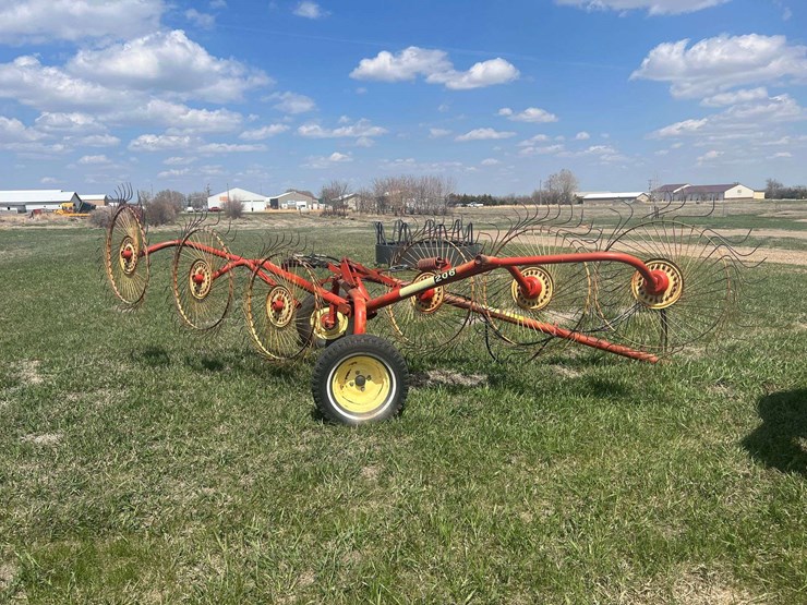 Gehl 6-wheel Rake - Lot #, PLA 2023 Spring Online Equipment Auction, 6 ...